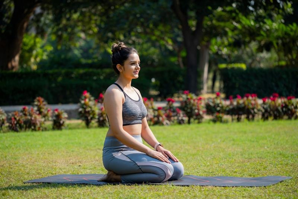 Vajrasana : Benefits, How to Perform, and Precautions