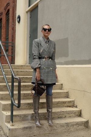 Timeless: Outfits of the main characters from the series "Friends ...