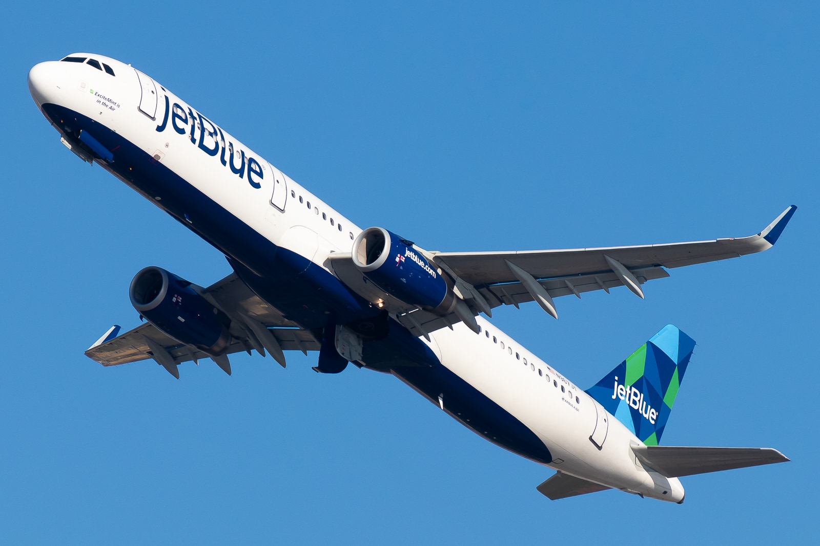 Airbus A321-200 vs Bombardier CRJ-900 Comparison | WebFlite