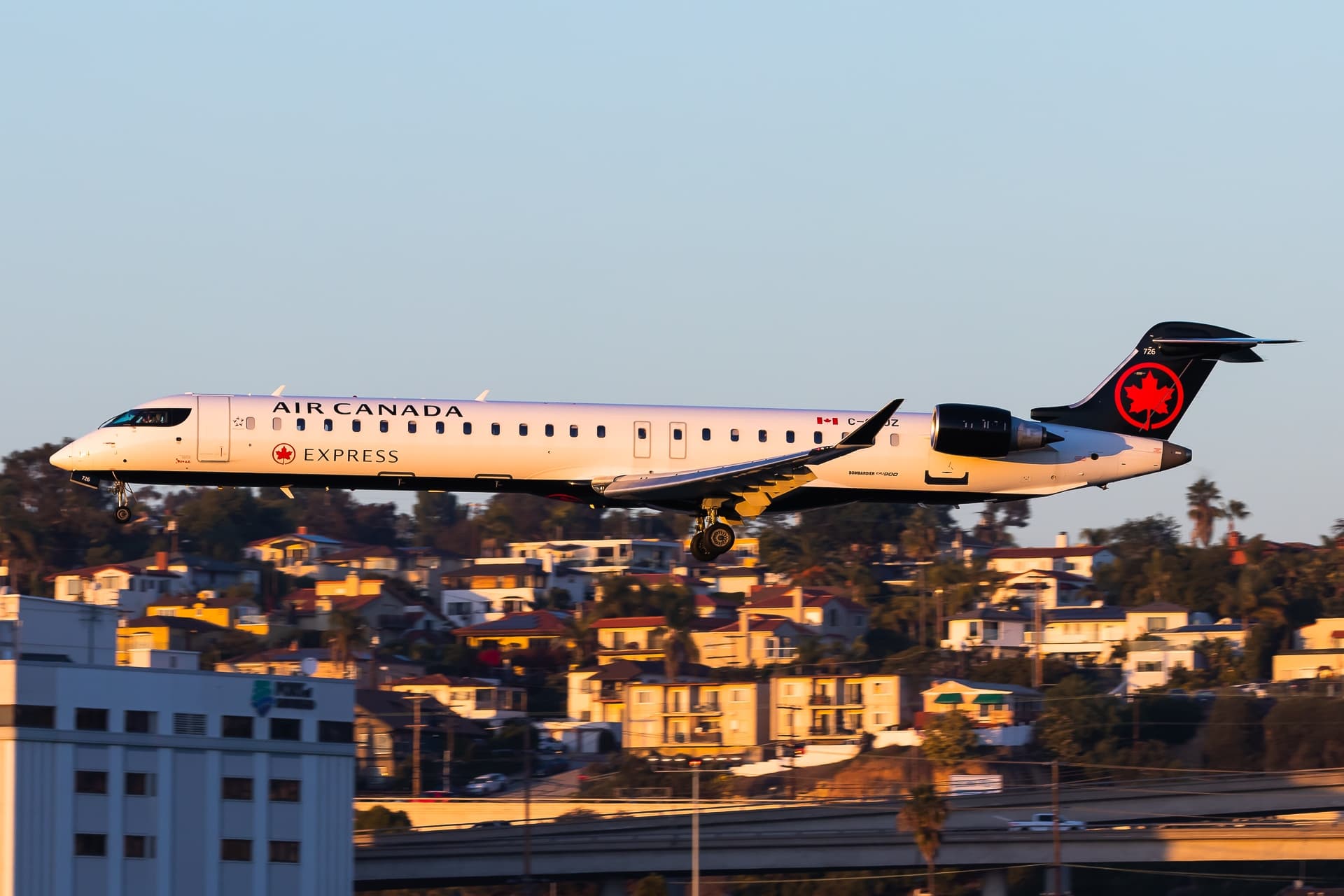 Bombardier CRJ-900 vs Embraer E175 Comparison | WebFlite