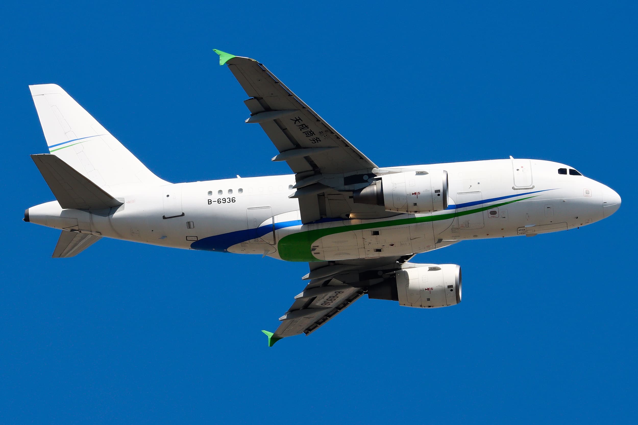 Airbus A318 vs Bombardier CRJ-1000 Comparison | WebFlite