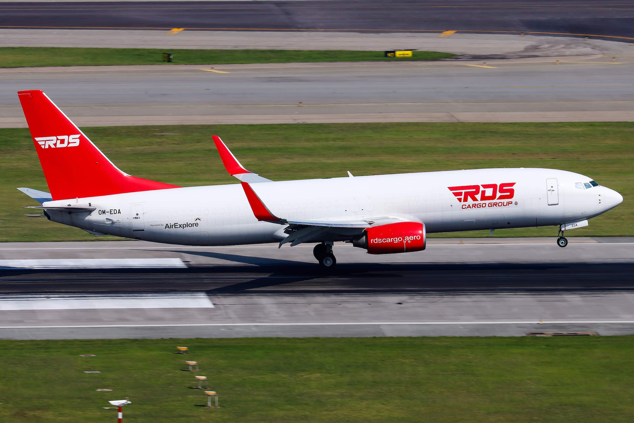 Boeing 737-800BCF vs Lockheed C-130 Hercules Comparison | WebFlite