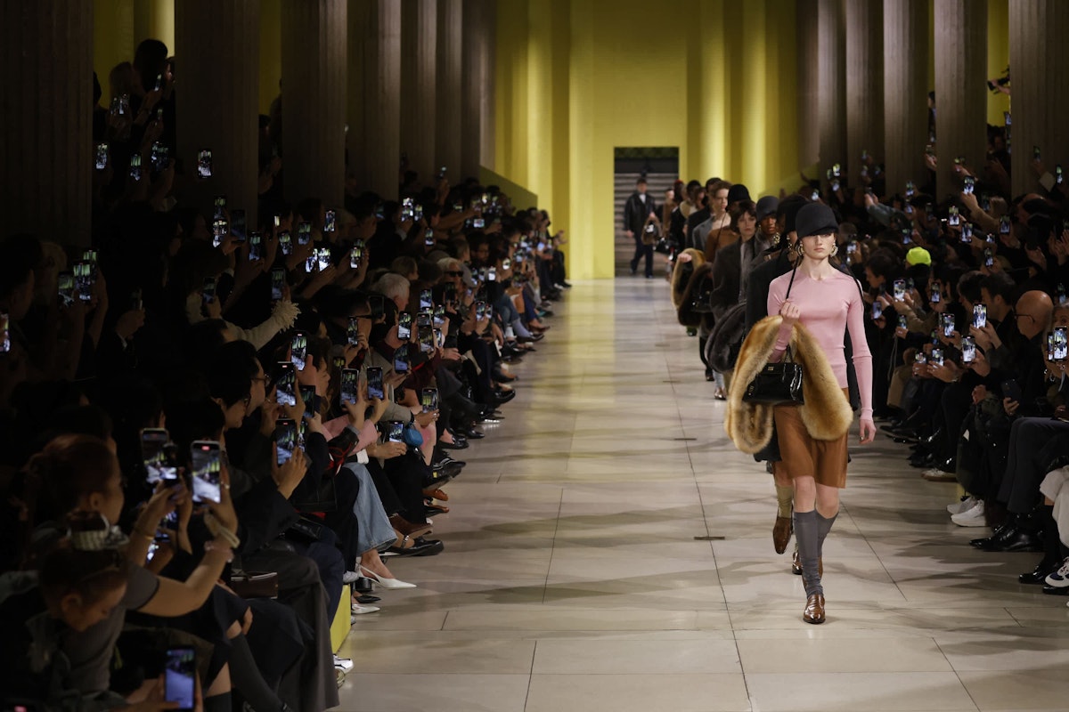 #PFW：Miu Miu 2025 秋冬系列時裝騷，當Miu Miu Girls 不再年輕