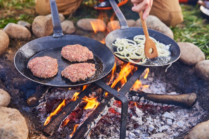 Outdoor recipe: Cooking venison burgers over the fire - Transa.ch