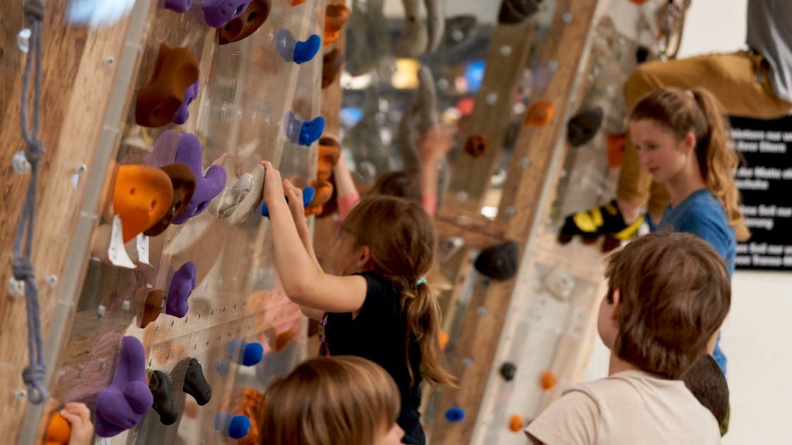 Klettern mit Kindern: Tipps für den Anfang - Transa.ch