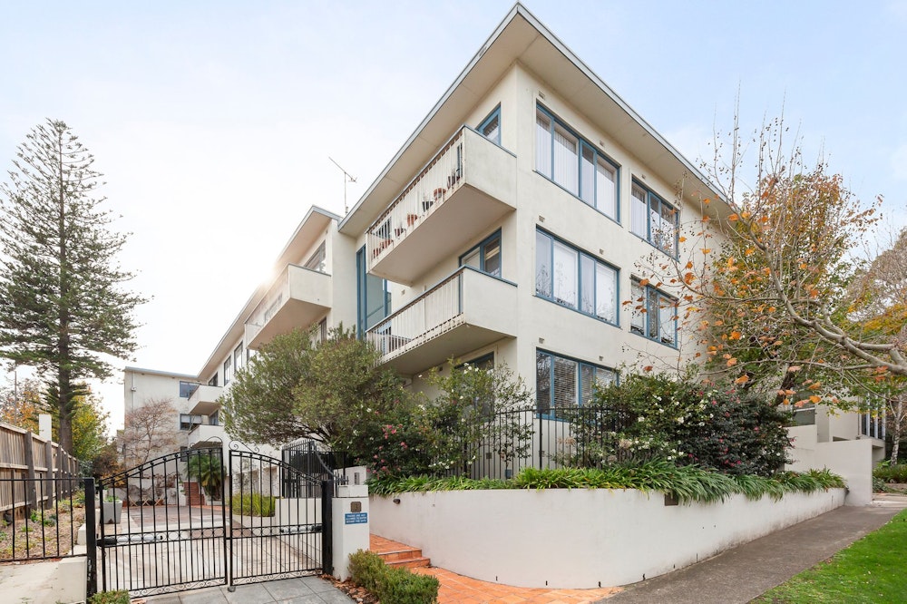 2/3 Struan Street, Toorak, 3142 | Marshall White