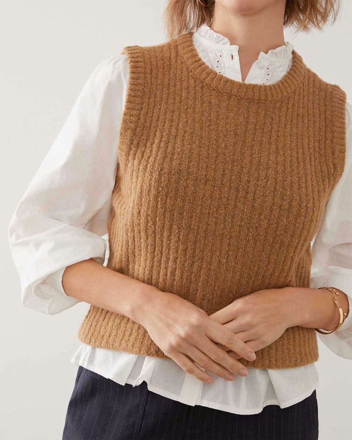 Comment porter un pull ou gilet sans manches - Lookiero blog