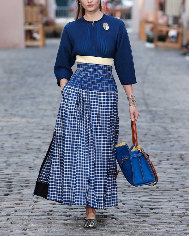 keys to combine the navy color with style