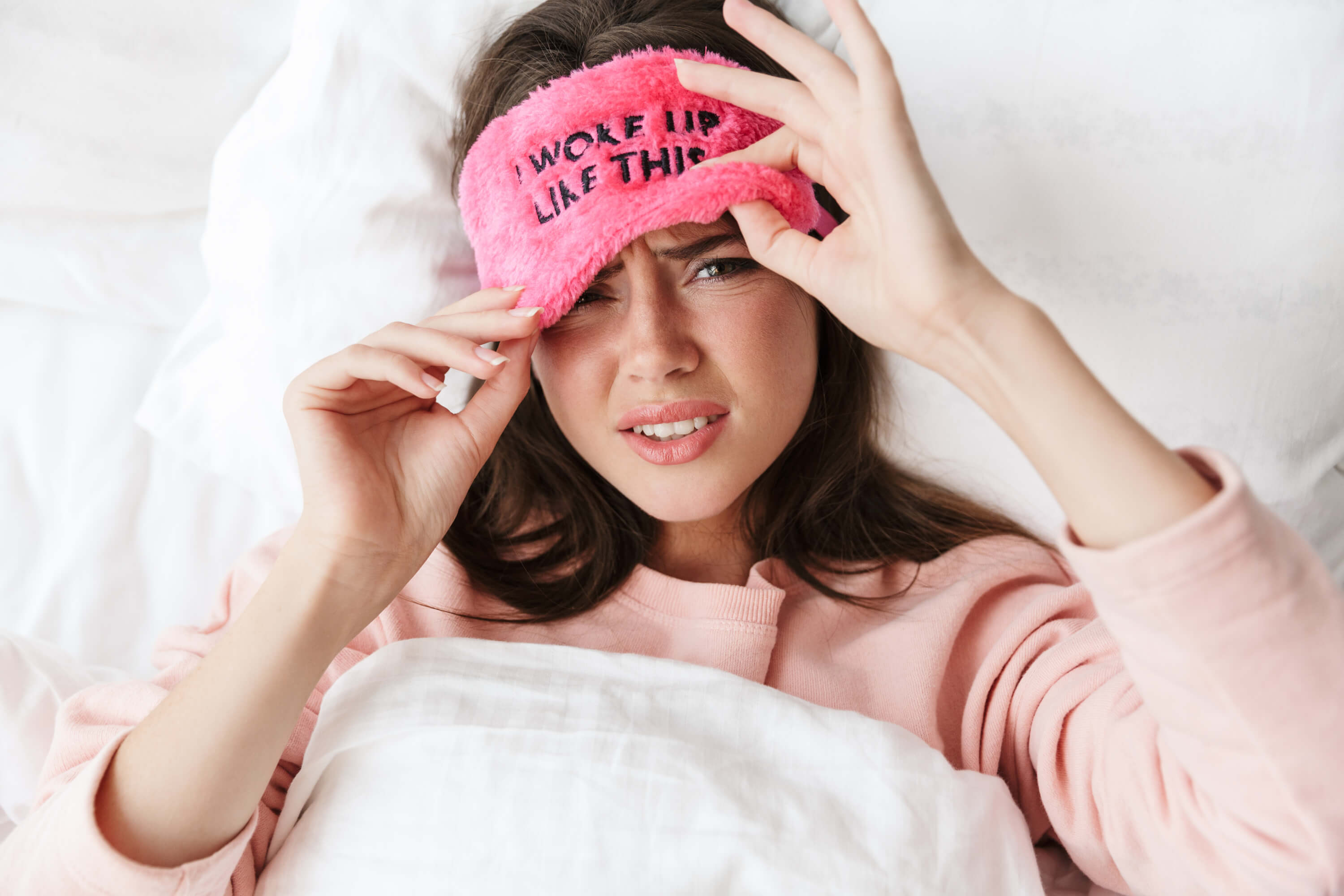 8 Reasons Why Your Skin Breaks Out When You Travel (And How To Fix It ...