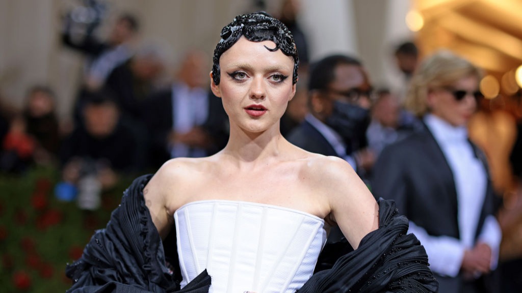 Maisie Williams Opens Up About Her "Traumatic Relationship" Her Dad And ...
