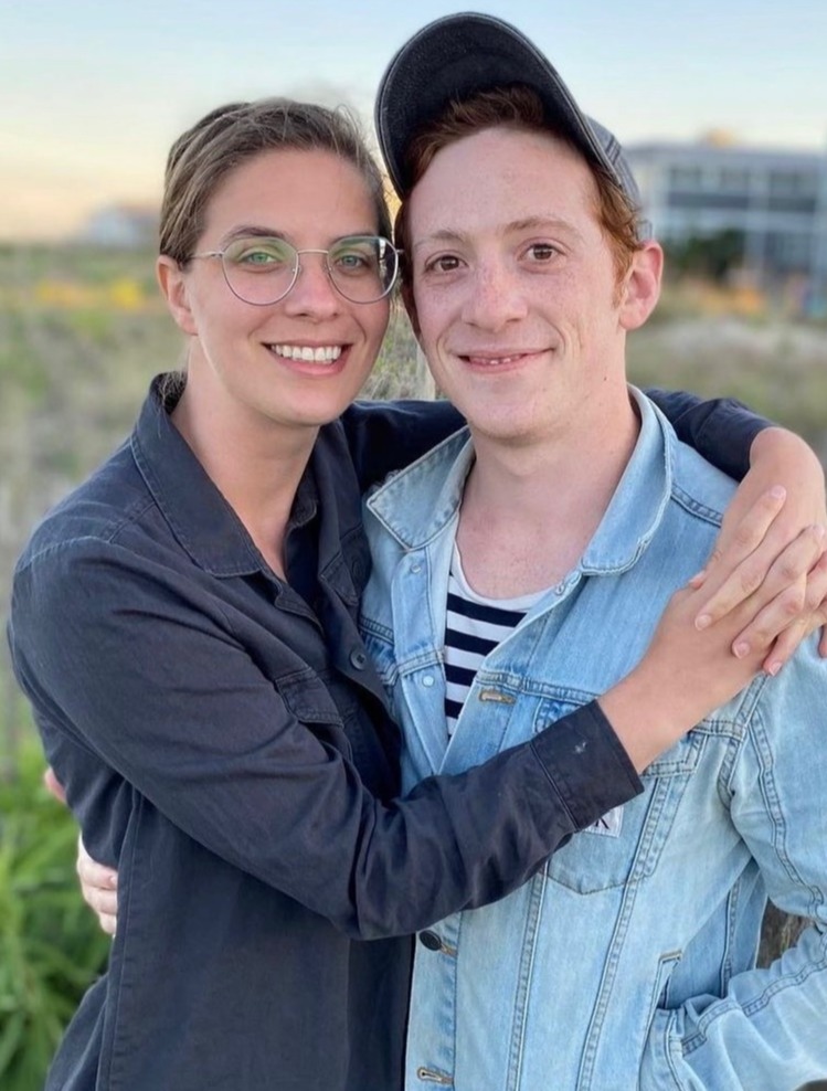 Ethan Slater's Wife Claims Ariana Grande Is "Not A Girl's Girl," But ...