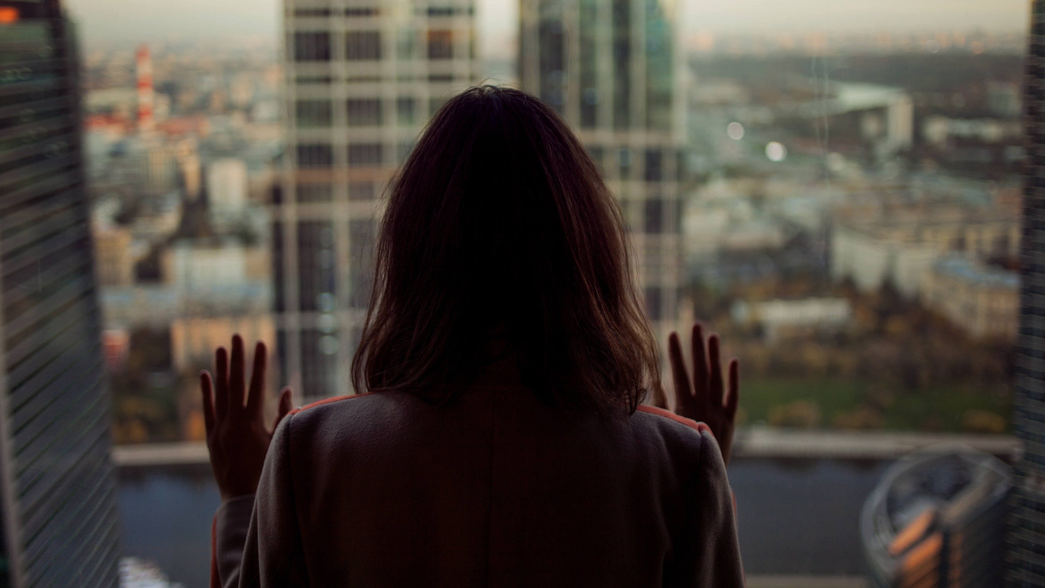 Netflix’s ‘Worst Roommate Ever’ Is Giving Us Chills—Here Are 15 Red ...