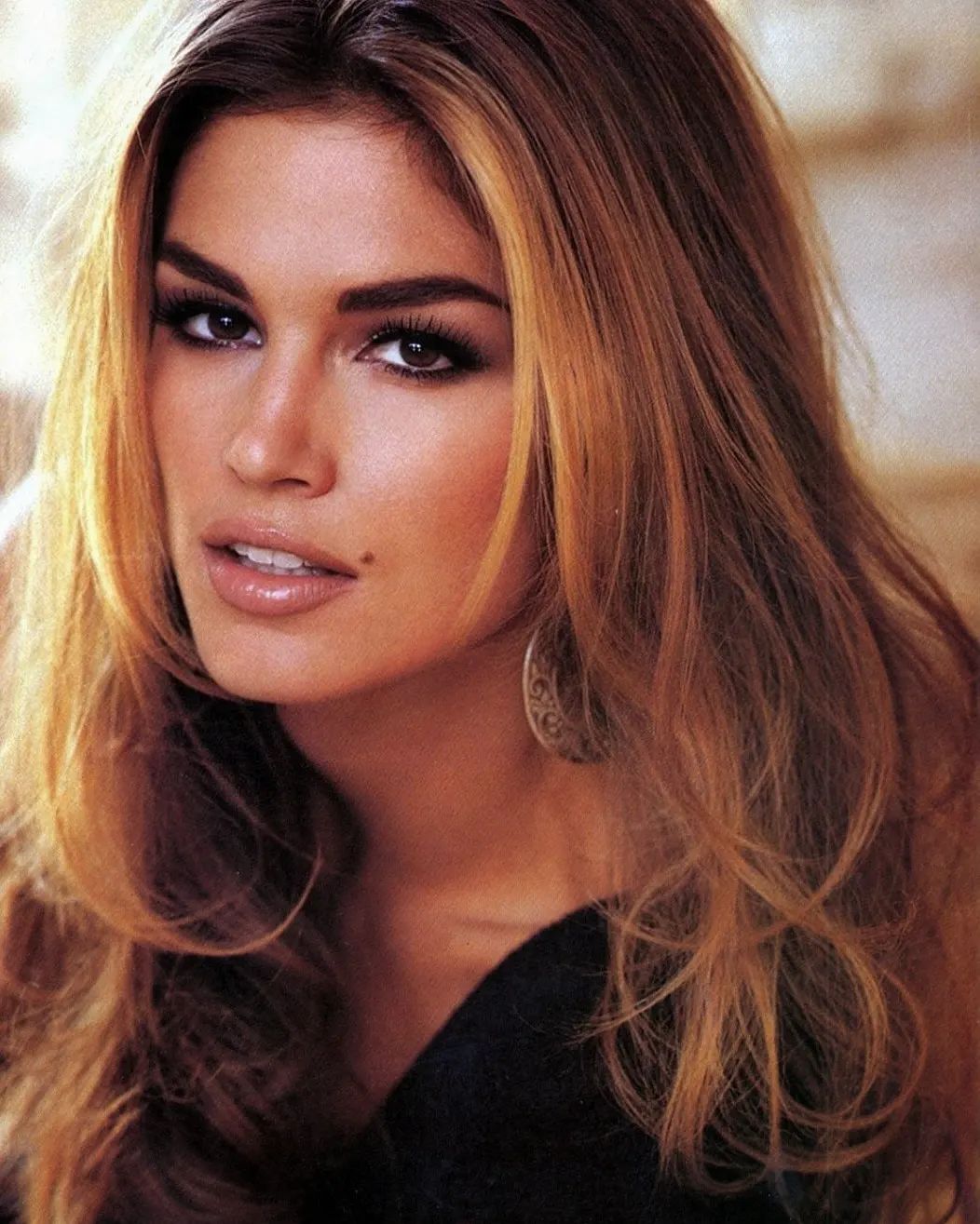 Channel '90s Supermodel Glam With These Makeup Essentials For Winter ...