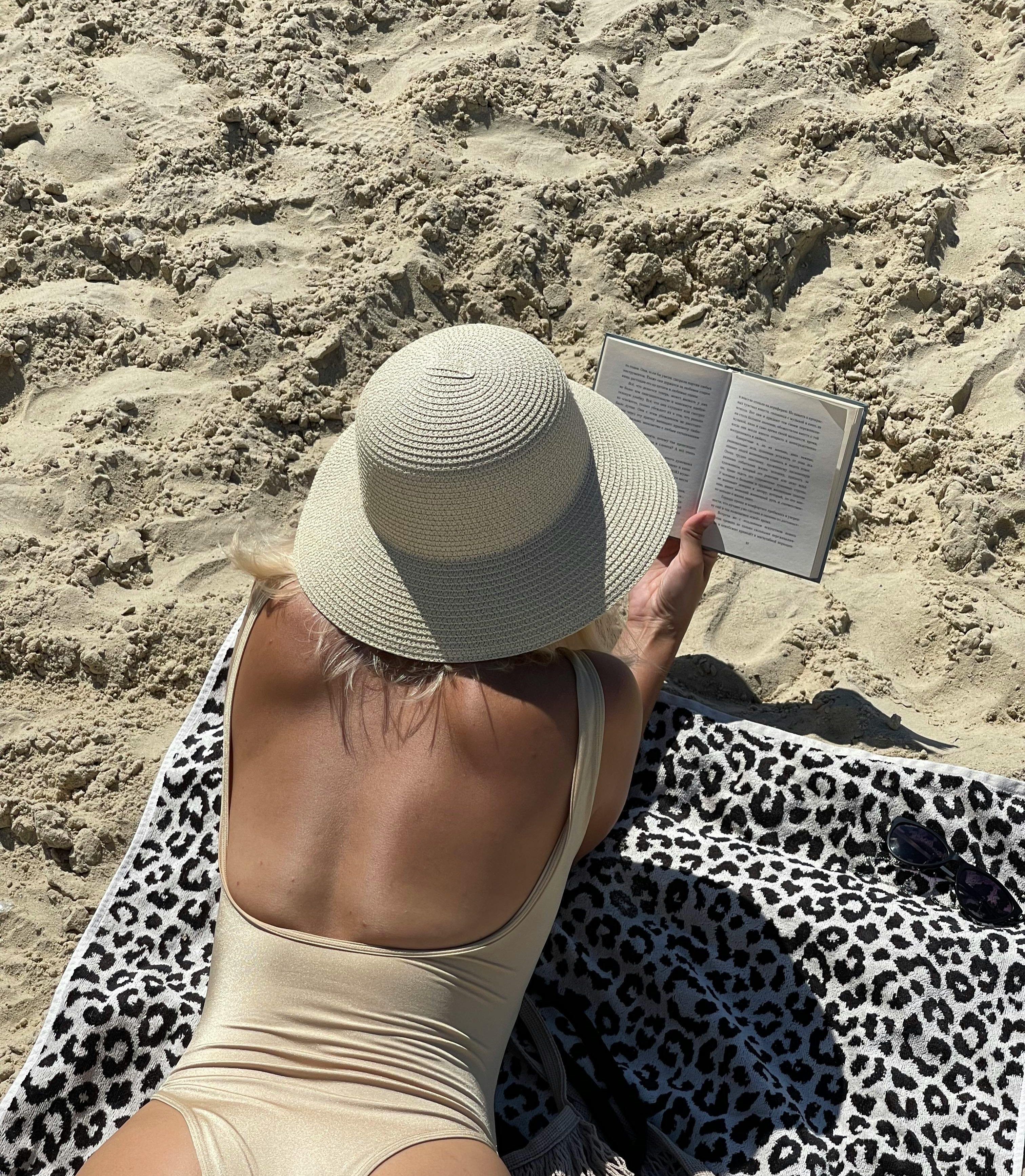 17 Librarian-Approved Beach Books To Add To Your TBR Pile | Evie Magazine