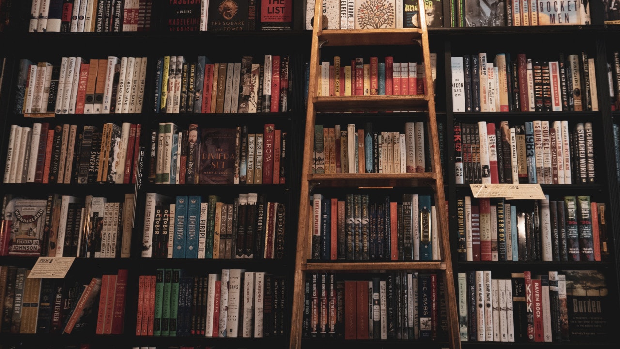 Biblioteca vintage con libros y escalera - Fondo virtual gratuito para ...
