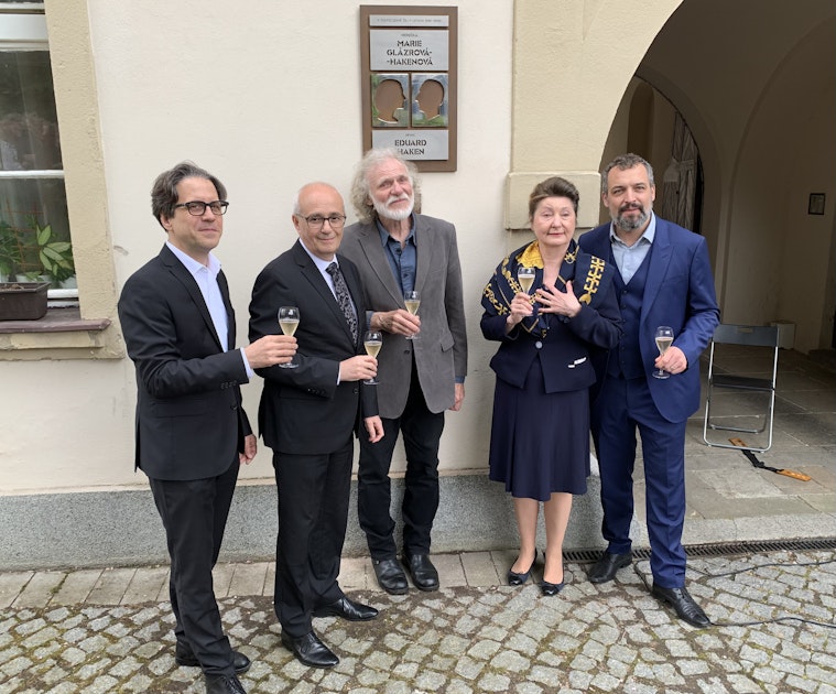 Pamětní deska Eduarda Hakena a Marie Glázrové-Hakenové - Národní divadlo