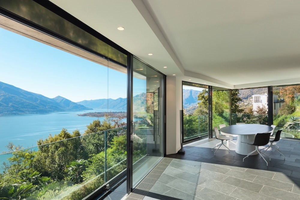 The Advantages and Disadvantages of Glass Walls