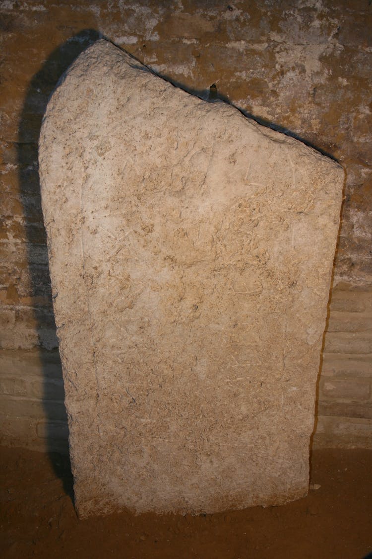 Stele "horseshoe-shaped"- Santa Maria della Scala
