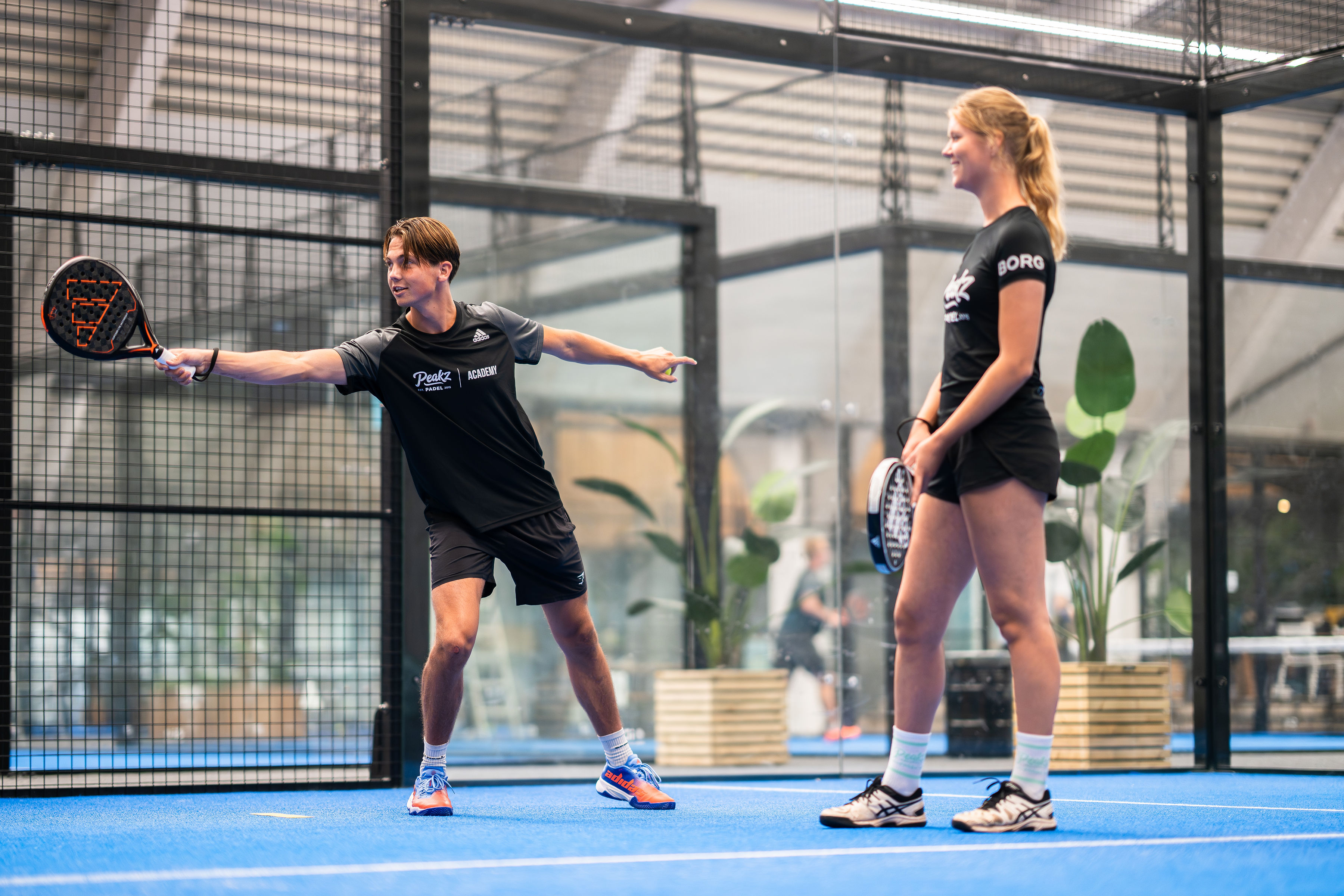 Padel in Papendrecht bij Peakz Padel | Boek nu je baan