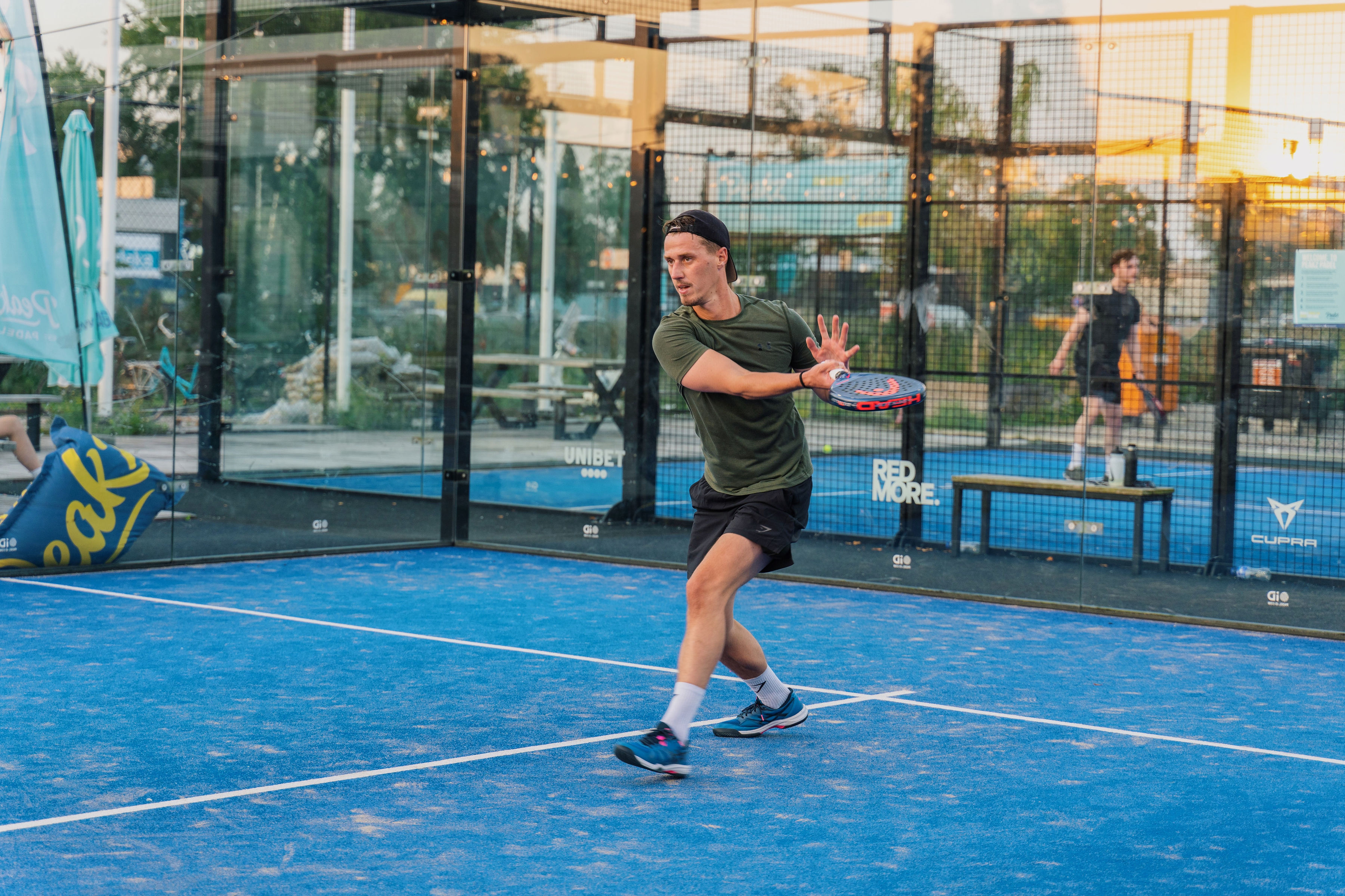 Padel buiten bij Peakz Padel Suikerterrein | Boek hier