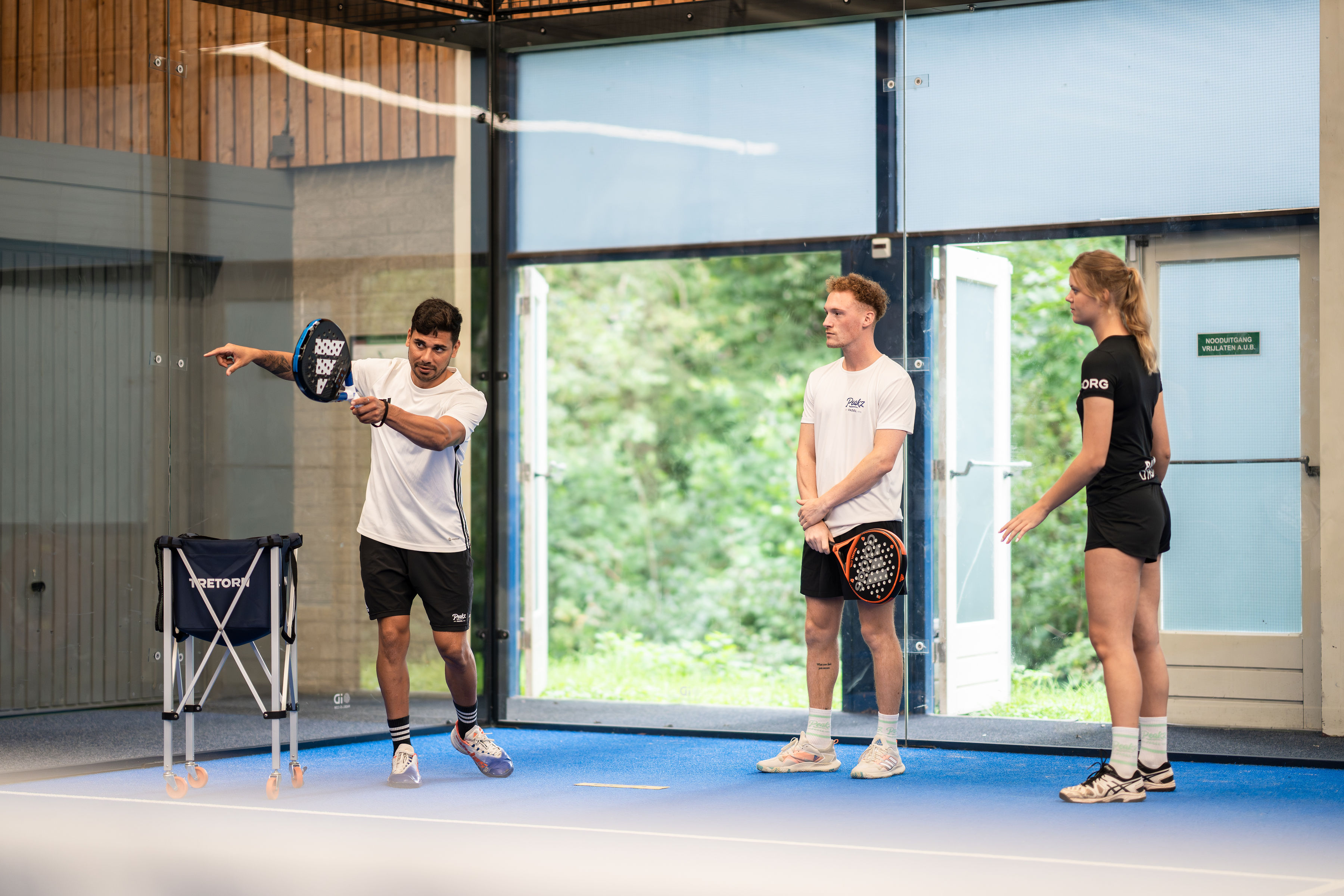 Peakz Padel: Padel in Groningen bij Peakz Padel Atoomweg | Boek nu