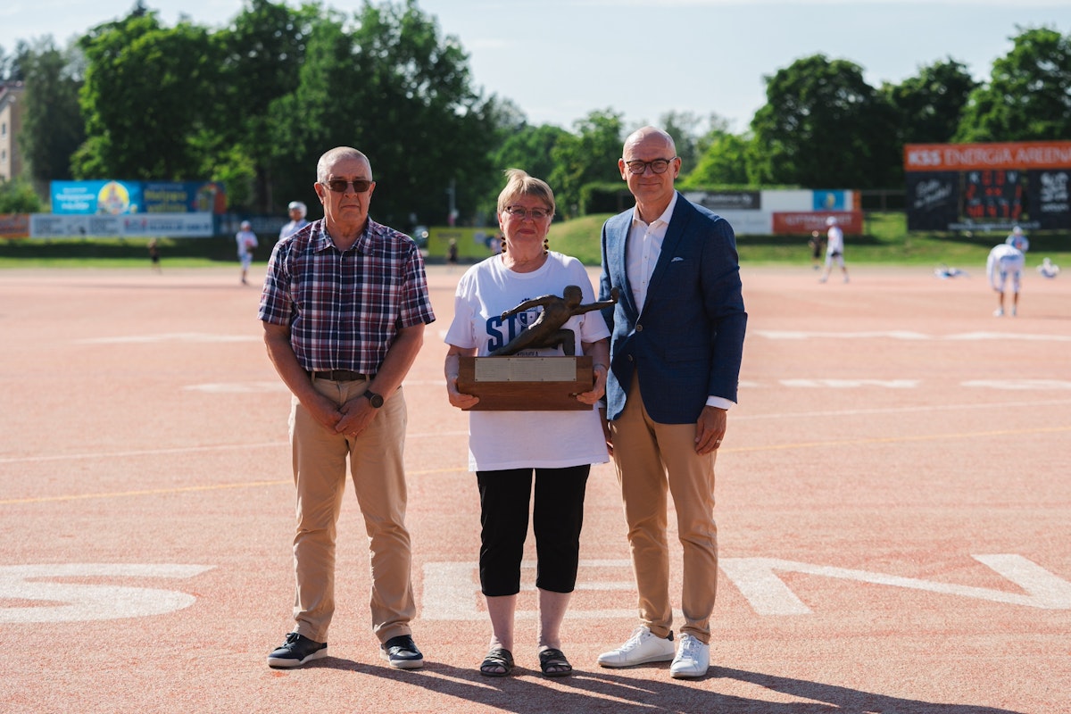 Irene Mäkipaakkanen ja KPL:n talkoojoukkue saivat Vimpeli-palkinnon
