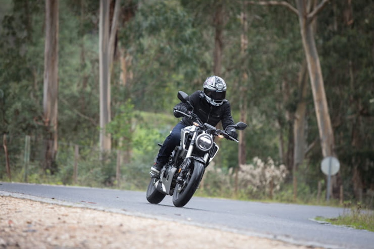 How to corner on a motorcycle? | Rider skills: Cornering