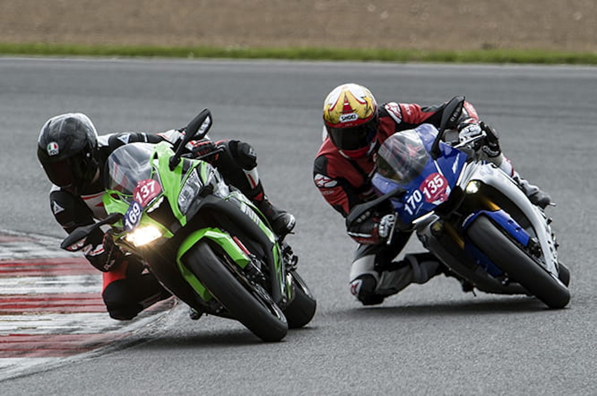 Kawasaki ZX-10R v BMW S1000RR v Yamaha YZF-R1 - 2016 Superbike Showdown