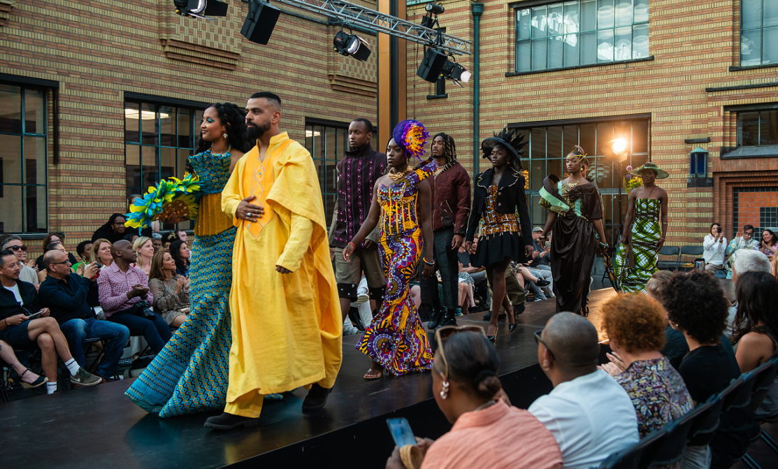 Studenten schitteren op catwalk tijdens modeshow