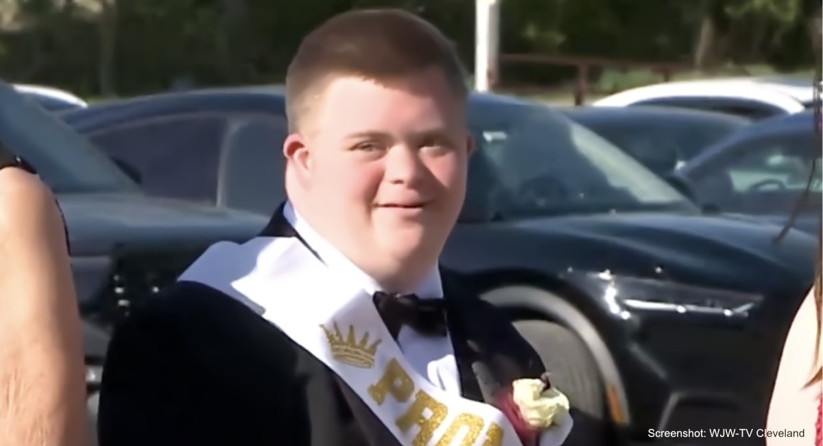 Ohio high schooler with Down syndrome crowned prom king | Live Action