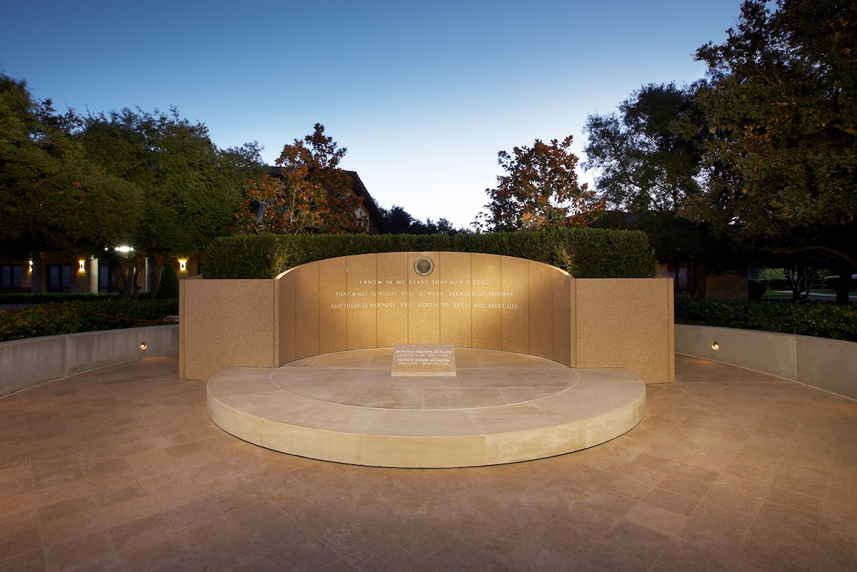 The Reagans Memorial Site | The Ronald Reagan Presidential Foundation ...