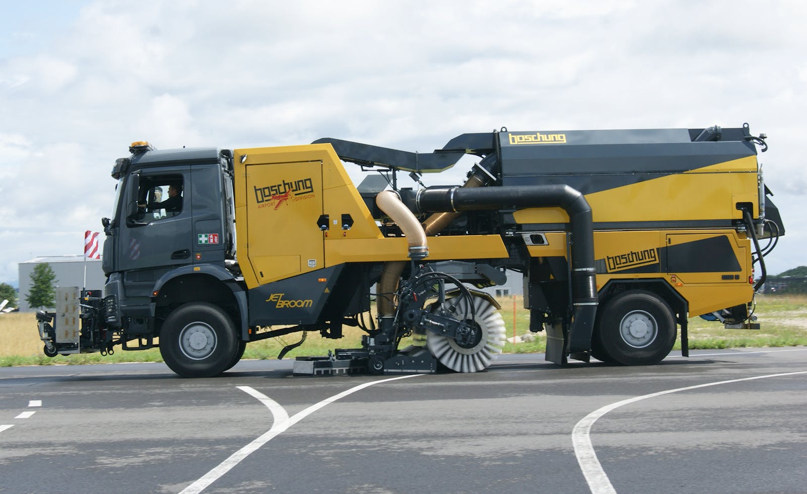 Airport Runway Cleaning Equipment - Jetbroom 10000