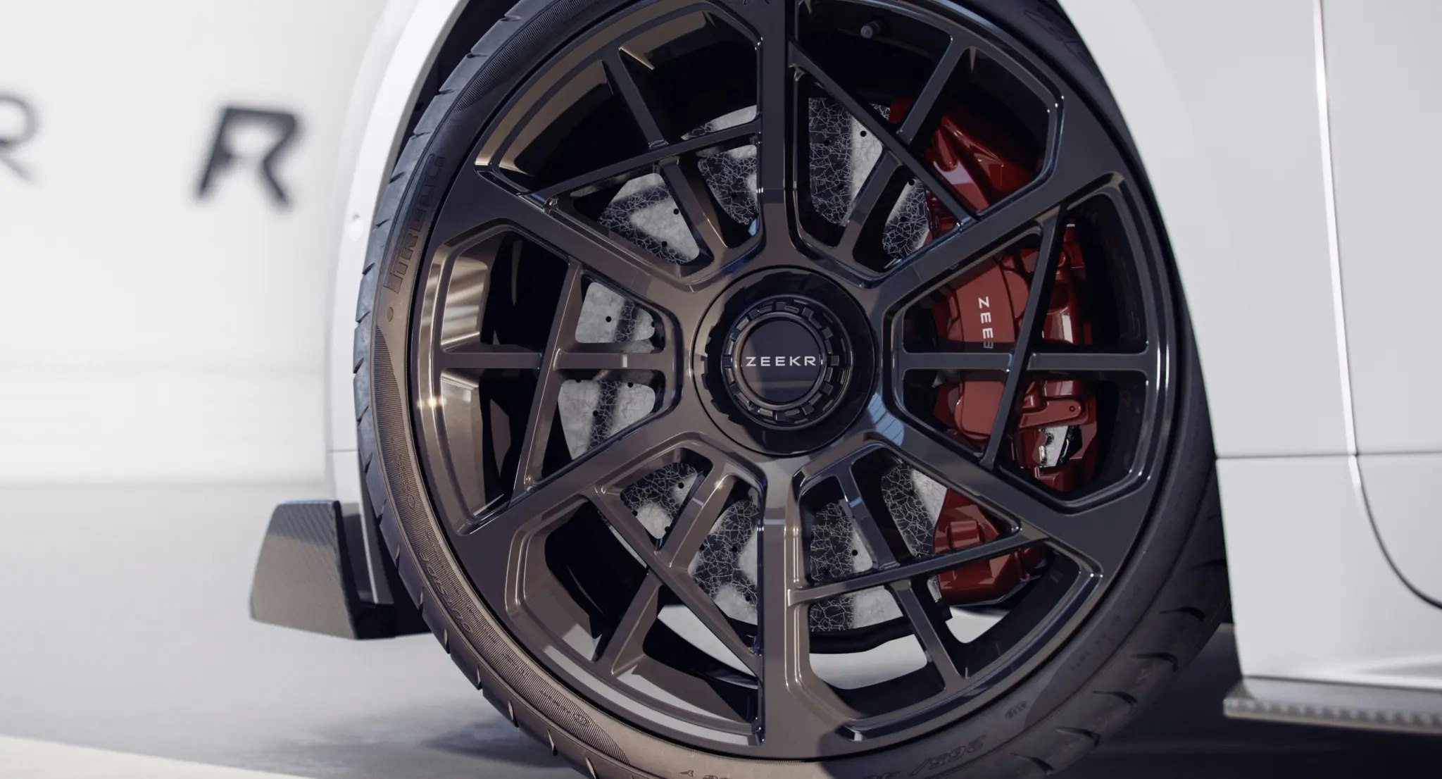 Como é domar os mais de 1.200 cv do elétrico ZEEKR 001 FR | Impressões