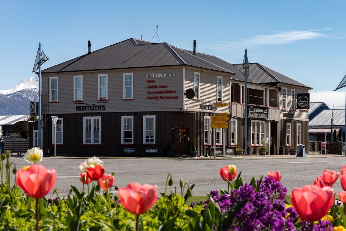 Brown Pub Methven