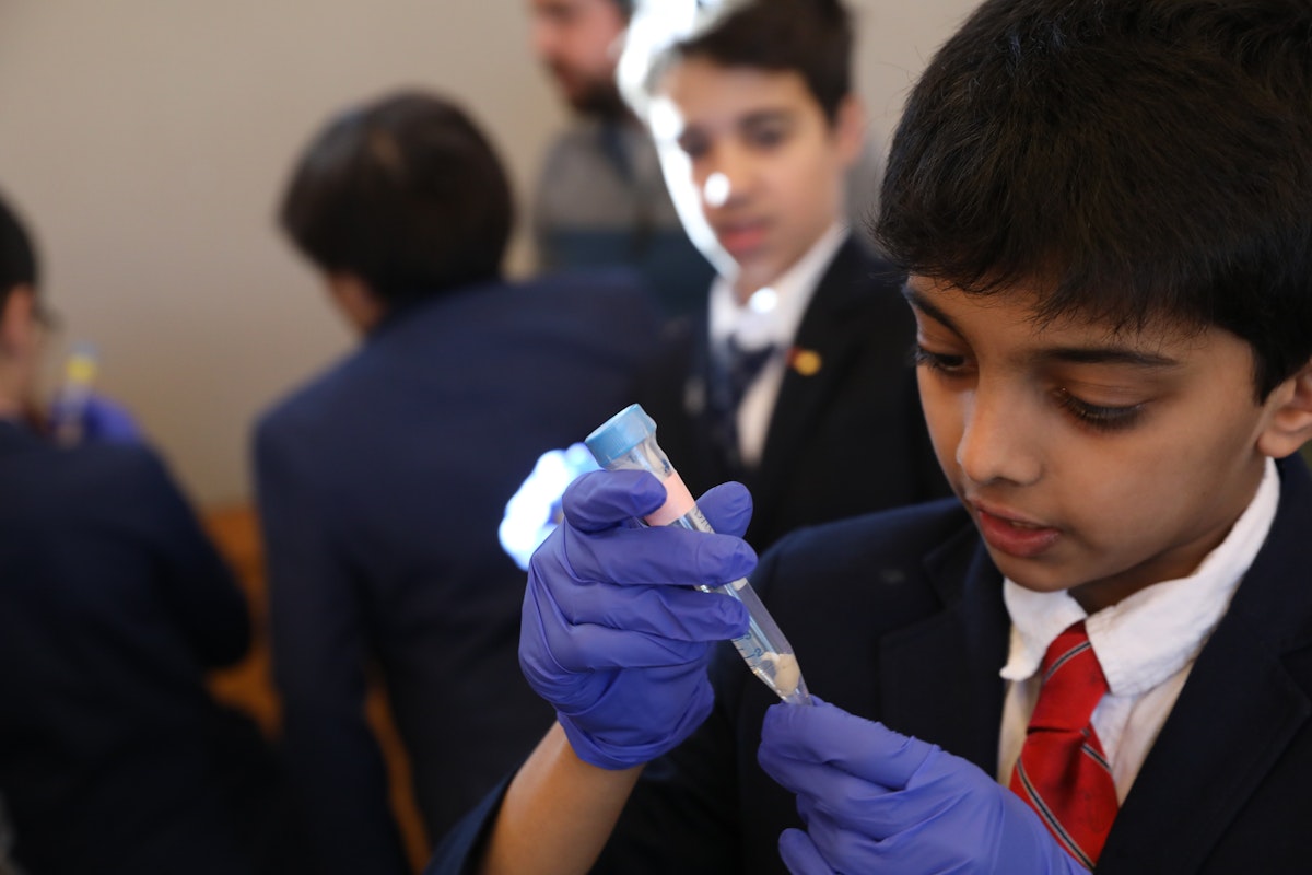 Fifth Graders Engage With DNA Scientists at the DNALC