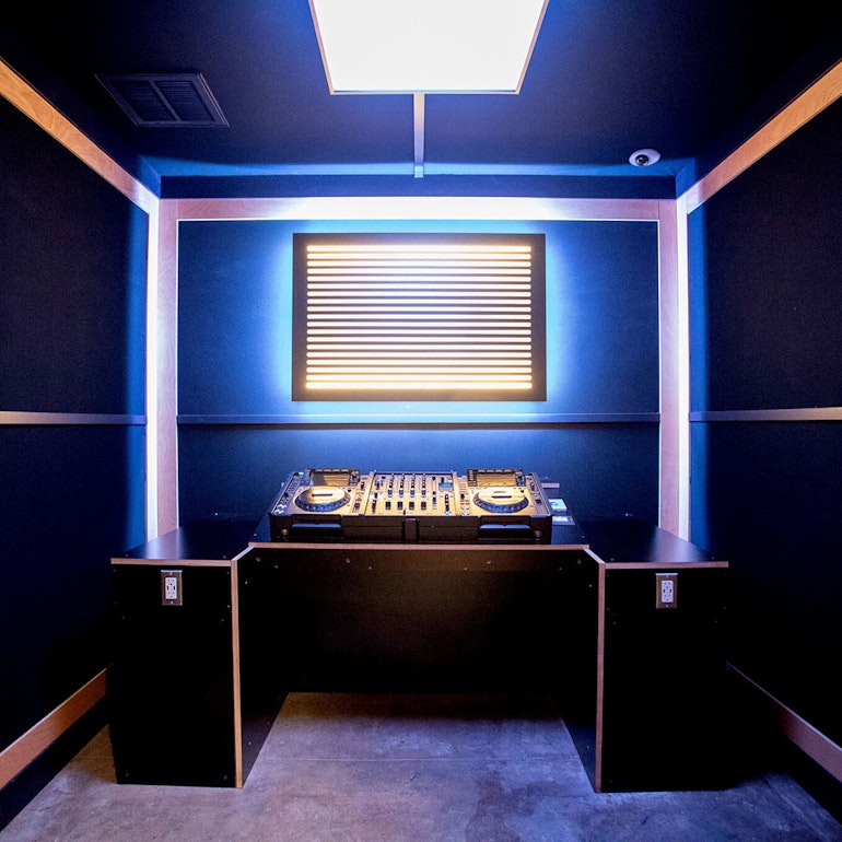 DJ Studios in Los Angeles | Hire 24/7 from $16.3/h | PIRATE.COM