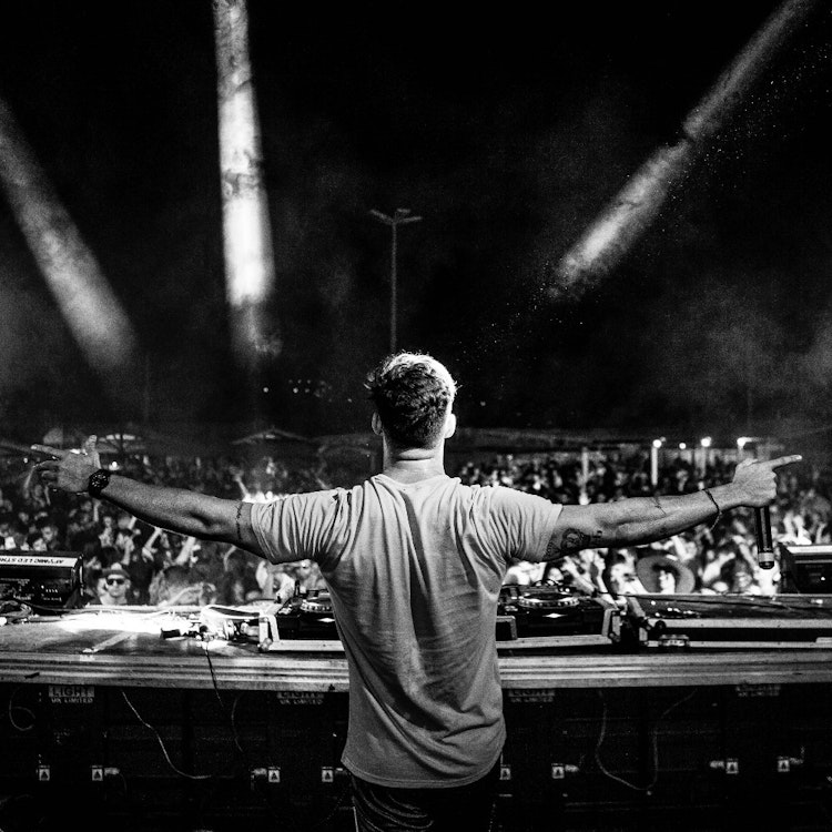 DJ Tips | Guides to Help Improve Your DJ Skills | PIRATE