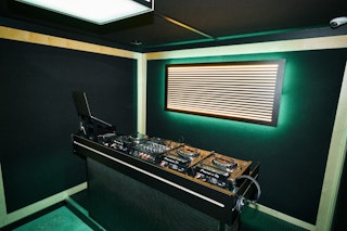 PIRATE.COM - Studios for musicians, podcasters & dancers