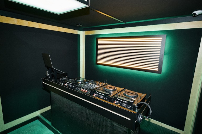 PIRATE.COM - Studios for musicians, podcasters & dancers