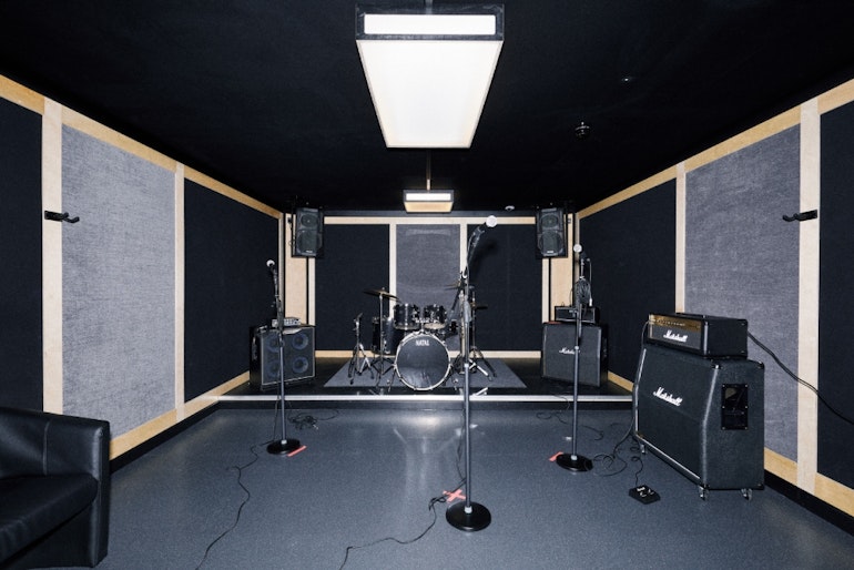 PIRATE.COM - Studios for musicians, podcasters & dancers