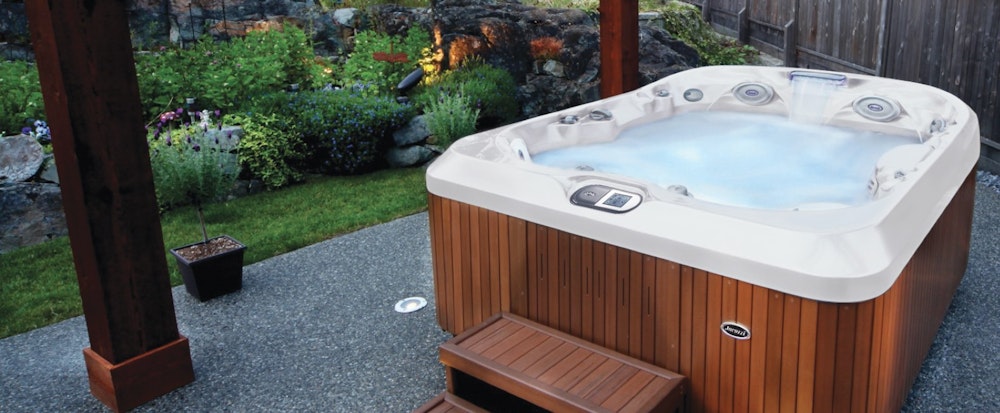 J-425™ | Compact Outdoor Spa Pool | Jacuzzi®