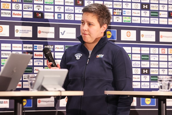 Tyttöleijonien päävalmentaja Mira Kuisma ennen Vierumäen neljän maan ...