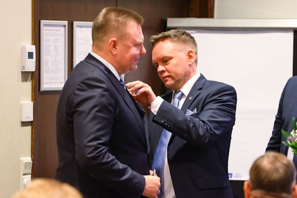 Harri Nummelalle Jääkiekkoliiton kultainen ansiomerkki - Leijonat