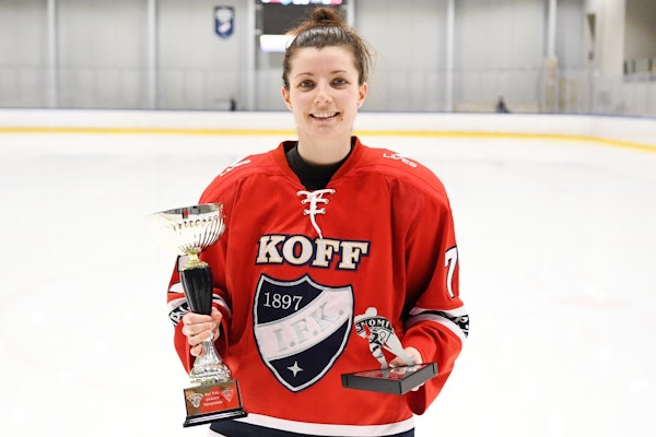 HIFK:n Clara Rozier vastaanotti Naisten Liigan tehopelaajan pokaalin ...