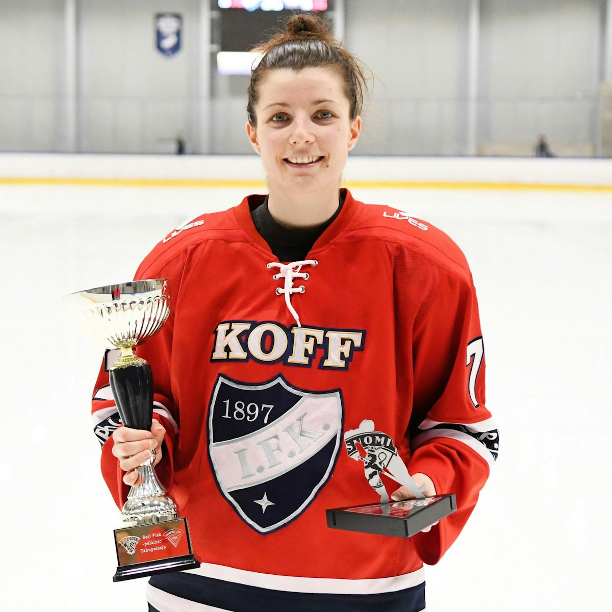 HIFK:n Clara Rozier vastaanotti Naisten Liigan tehopelaajan pokaalin ...