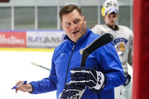 Päävalmentaja Mikkola: "Olemme valmiita kisoihin" – Nuoret Leijonat ...