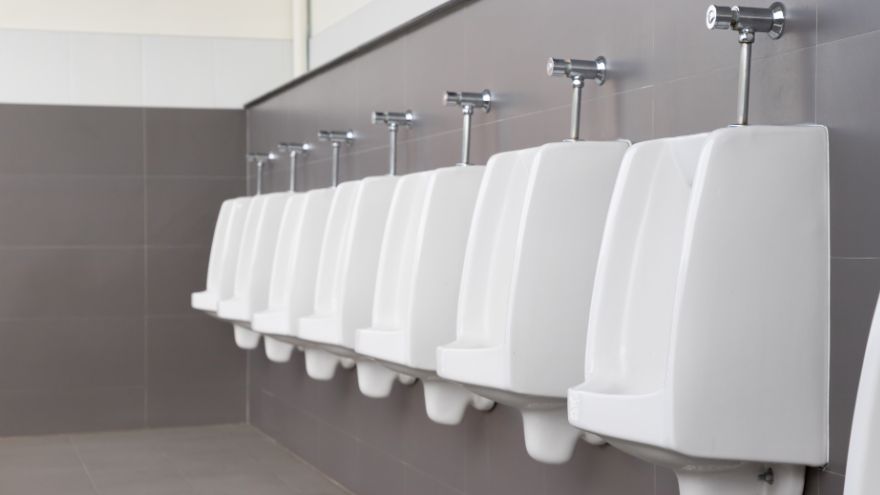 Wenn Sie planen, in Ihrem Badezimmer ein Urinal zu installieren, ist es wichtig, die ...