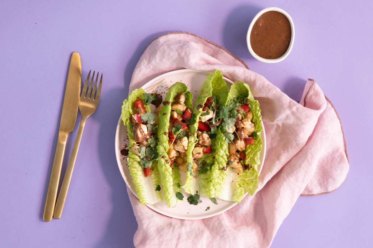 Chicken with tahini-tamari sauce in salad leaves - Lifesum