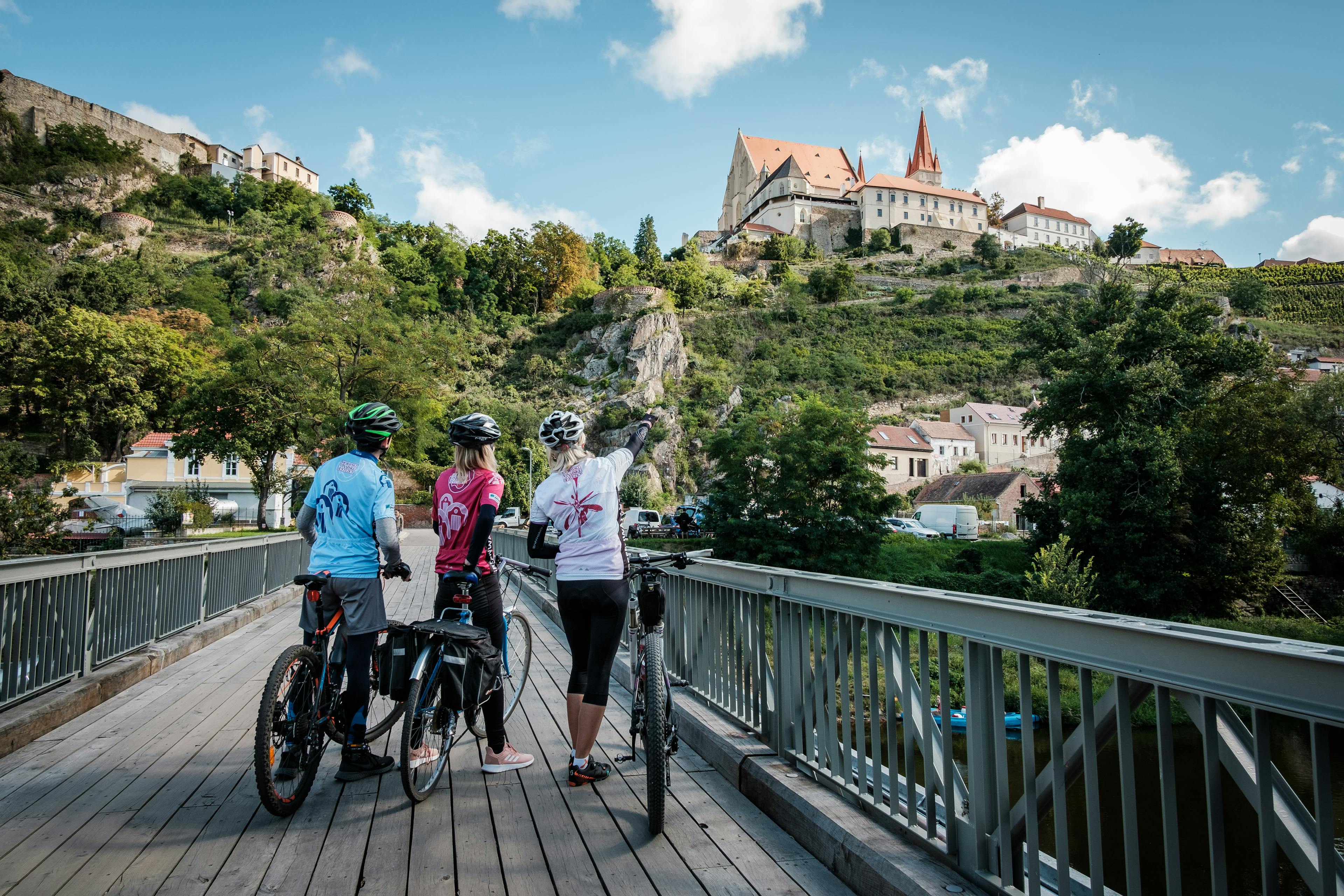 Tour De Burčák Po Vinařských Stezkách Znojemska Vína Z Moravy A Vína Z Čech