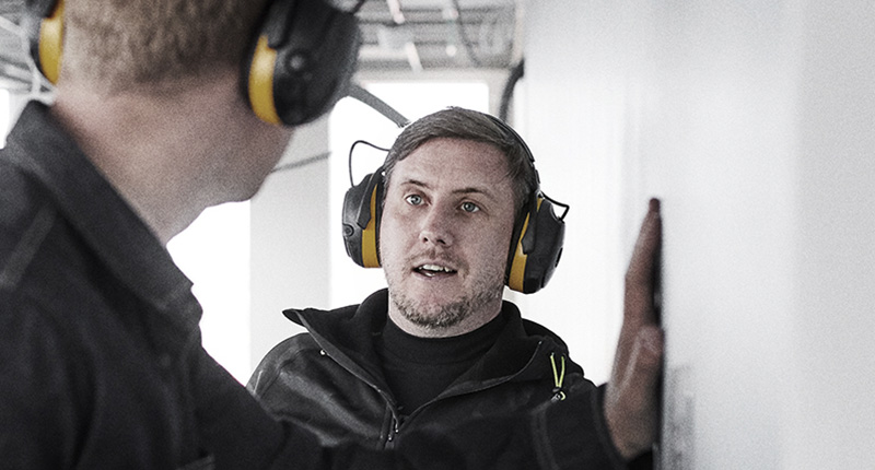 Aktiv lytning i høreværn – Hellberg-Safety Danmark – Hellberg Safety